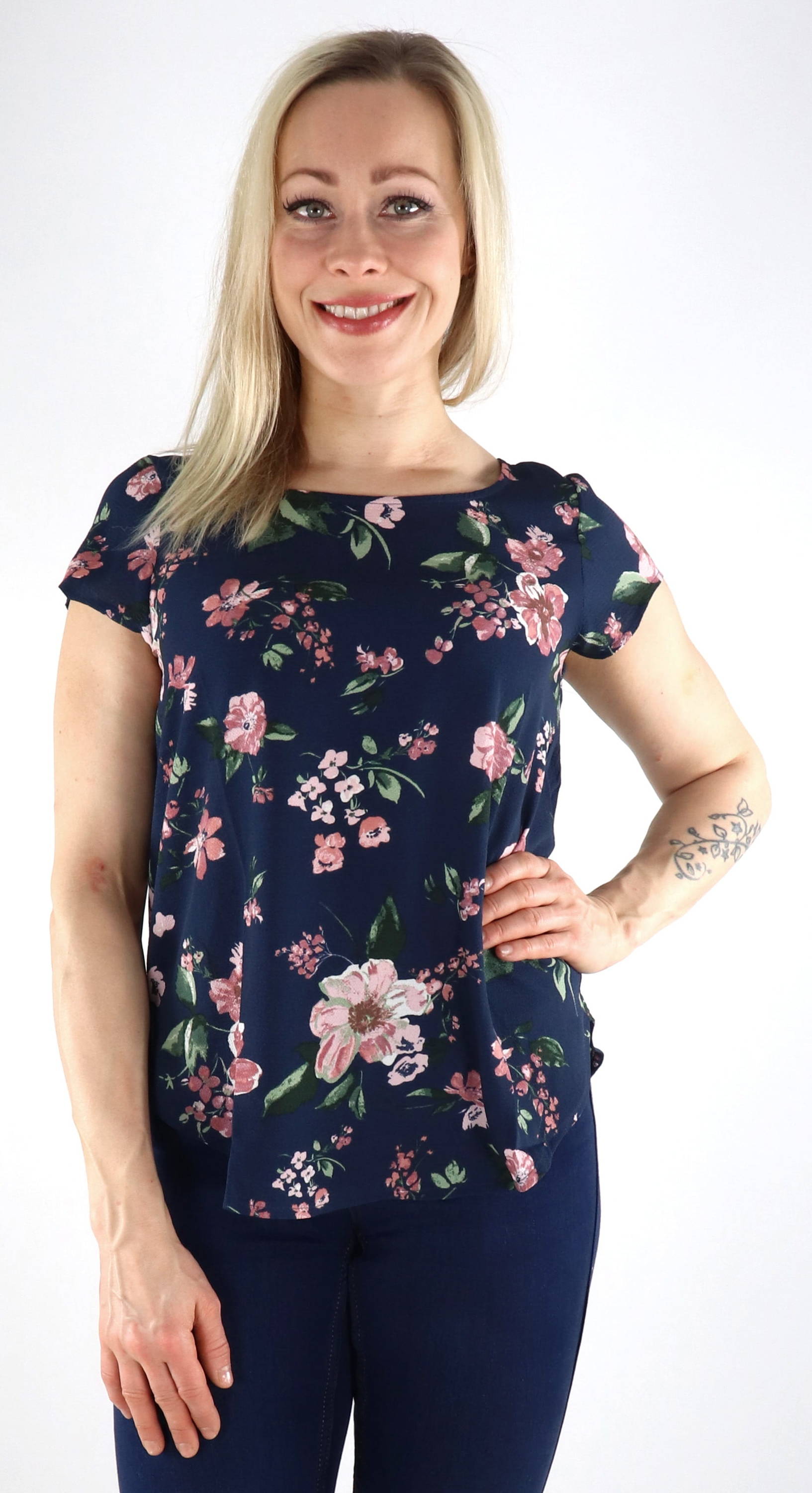 Vero Moda T-Shirt Saki marinblå/stor blomma - Stilettoshop.se webbutik